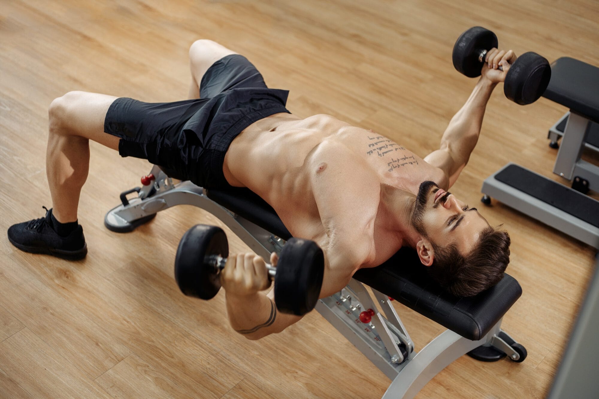 Como fazer corretamente os pullovers com halteres (peito, costas, serrátil)